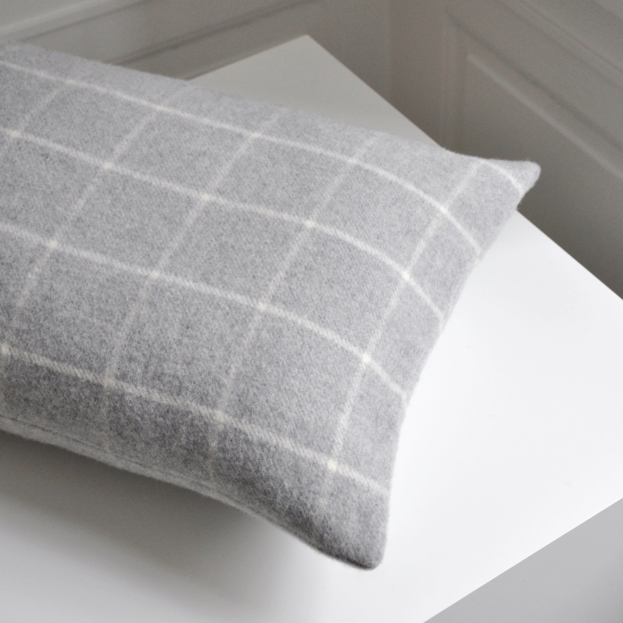 Chequered cushion in light grey woven from merino wool and cashmere